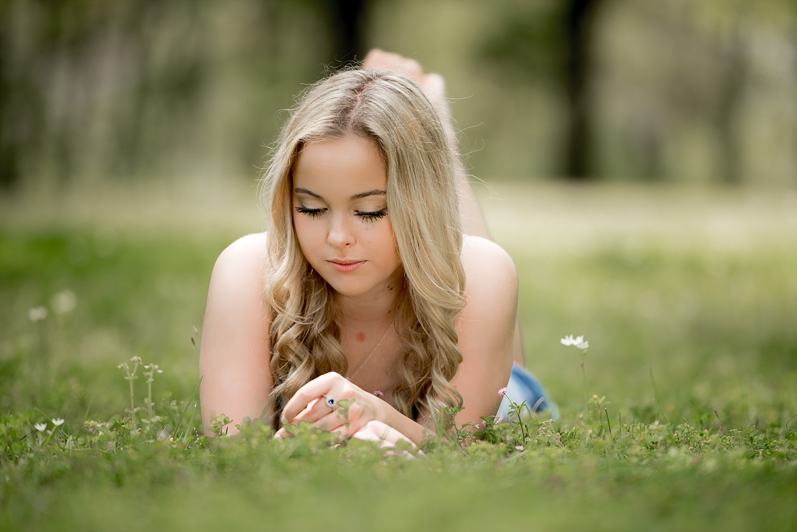 Classic, clean outfits for a southern senior session - Four J Photography